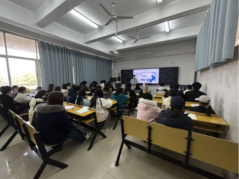 艺术与传媒设计学院开展反恐宣传教育主题班会 筑牢校园安全防线_学院动态_南昌工学院艺术与传媒设计学院院欢迎您